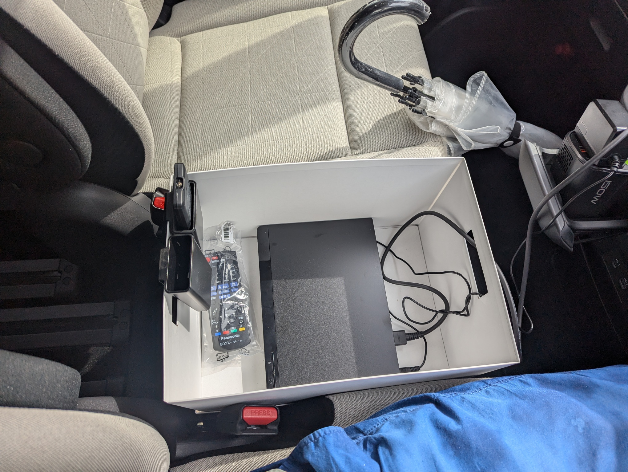 e-POWER新型セレナに最適なDVDプレイヤーの置き場所を発見！簡単DIY収納術（C28） - ゲームを考えてみよう。