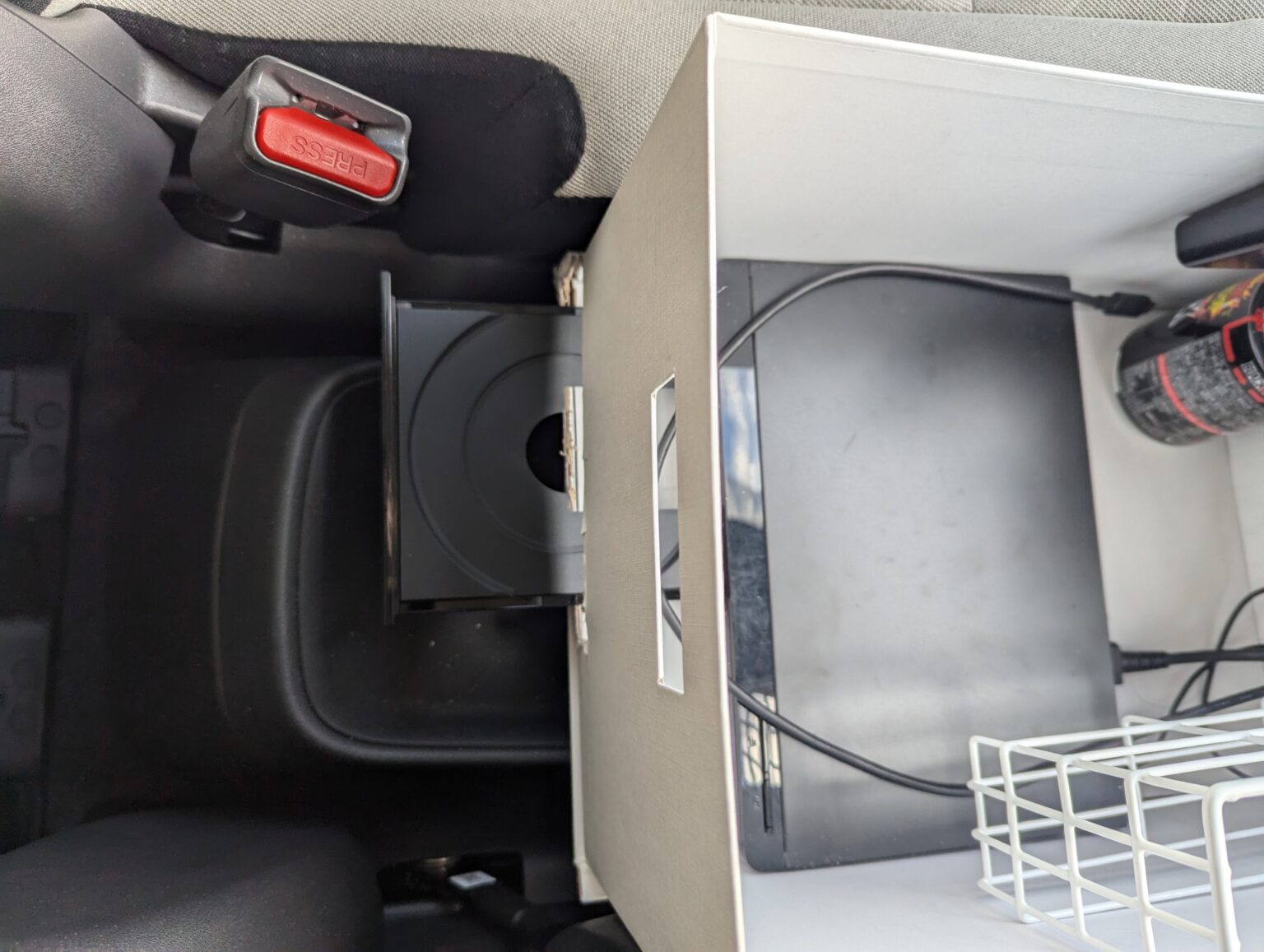 e-POWER新型セレナに最適なDVDプレイヤーの置き場所を発見！簡単DIY収納術（C28） - ゲームを考えてみよう。